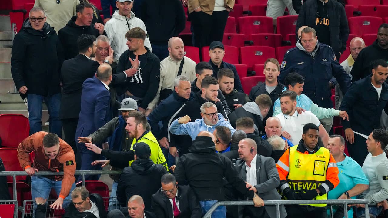 OM eist jaar cel tegen AZ-supporter voor geweld bij wedstrijd tegen West Ham | Binnenland | NU.nl