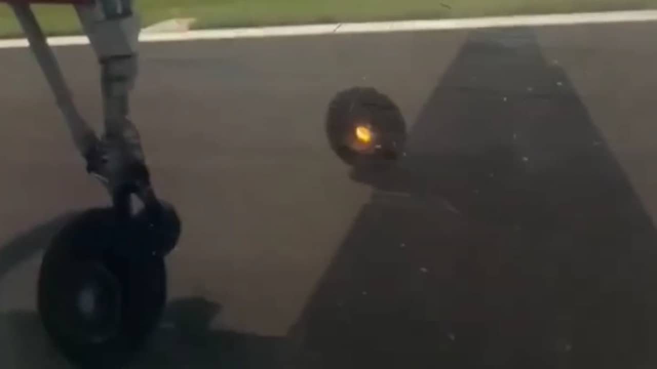 Indiaas vliegtuig verliest wiel bij het opstijgen | NU.nl