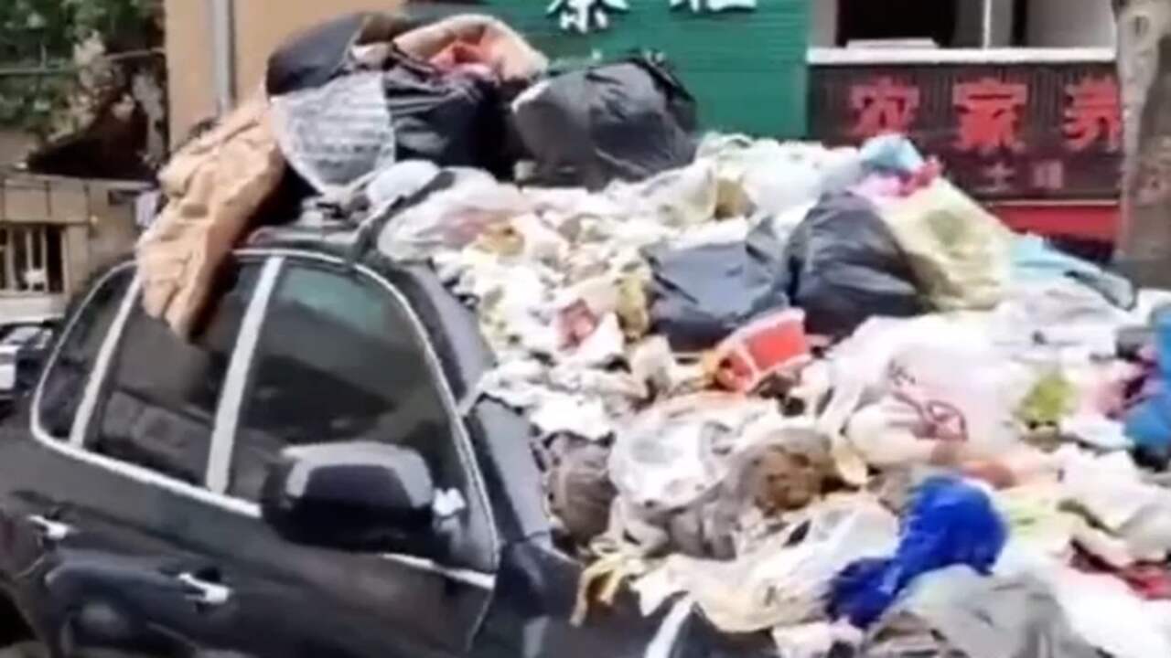 Auto ligt vol met afval na parkeren op verboden plek in China | NU.nl