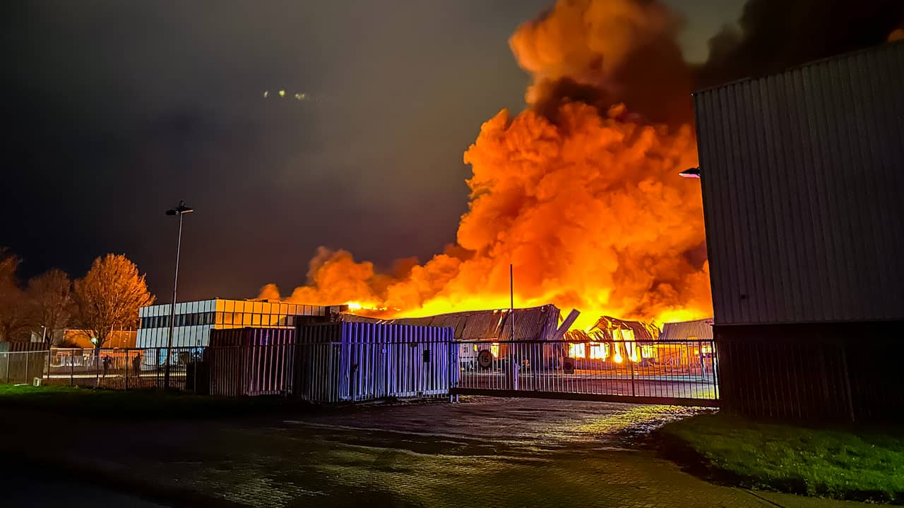 Grote brand bij kringloopwinkel en kledingopslag Almere, rook van ver te zien | Binnenland | NU.nl