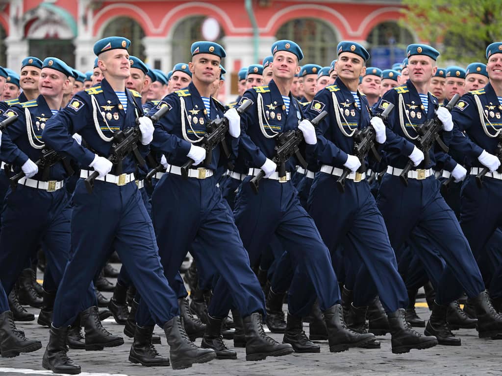 Rusland begint Dag van de Overwinning met uitgeklede militaire parade ...