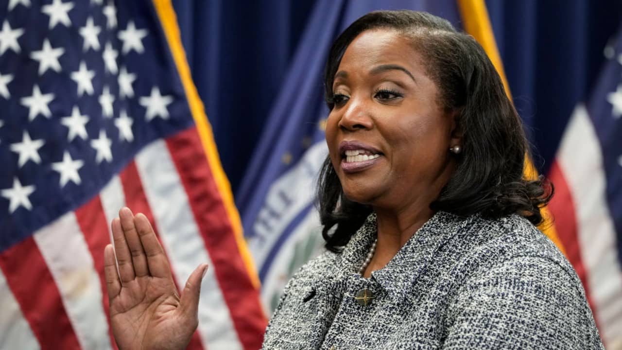 Hooggerechtshof blokkeert direct ontslag Fed-bestuurder Lisa Cook door ...