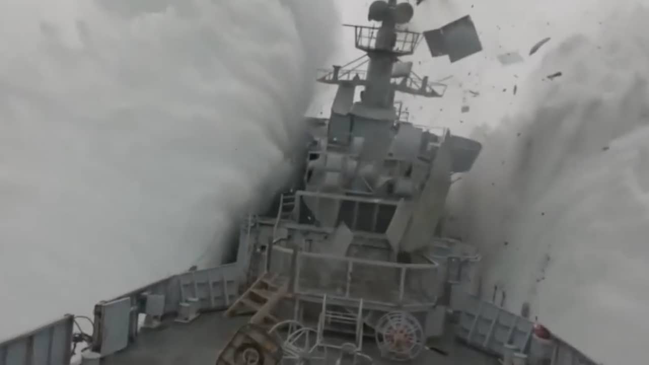 NAVO-beelden tonen impact van torpedo op marineschip | NU.nl