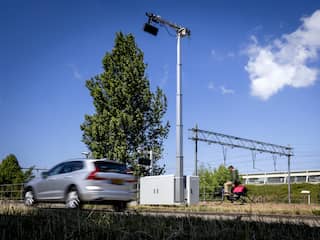Focusflitser straft telefoongebruik achter stuur af: al ruim 12.000 ...