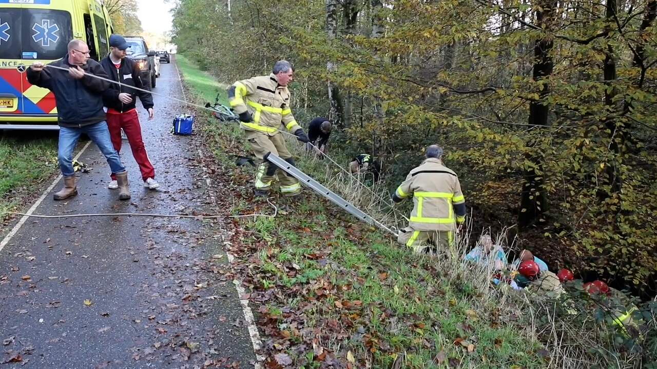 Man uit 3 meter diepe greppel in Gelderland getakeld | NU.nl
