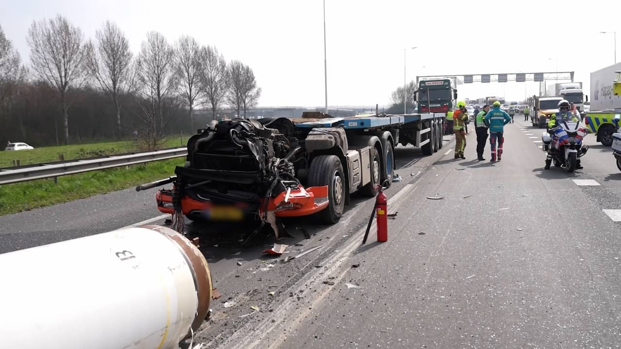 Vrachtwagen eindigt zonder cabine na ernstig ongeluk op A4 | NU.nl