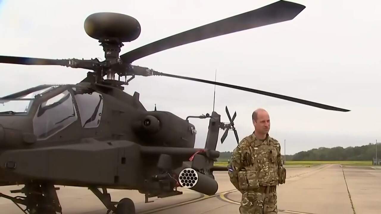 Prins William vliegt in Apache-helikopter als kolonel-commandant | NU.nl