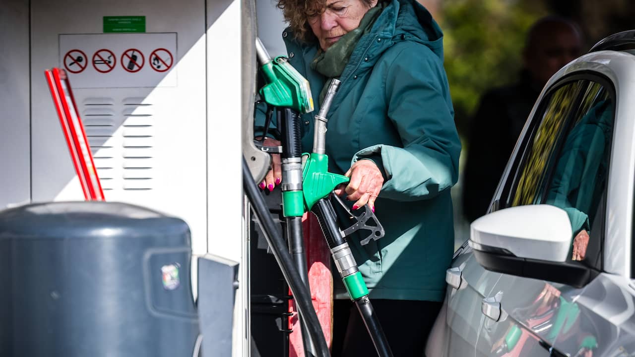 Benzineprijs breekt record uit 2022: 'Situatie op brandstofmarkt blijft ...