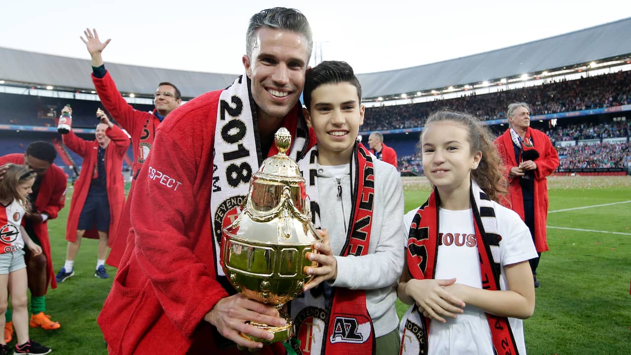 Zoon van Oranje-topscorer Van Persie tekent eerste profcontract bij ...