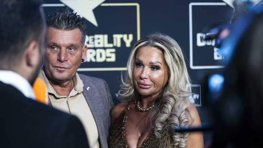 Politie doet inval op woonwagenkamp uit tv-serie Bij Ons Op Het Kamp ...