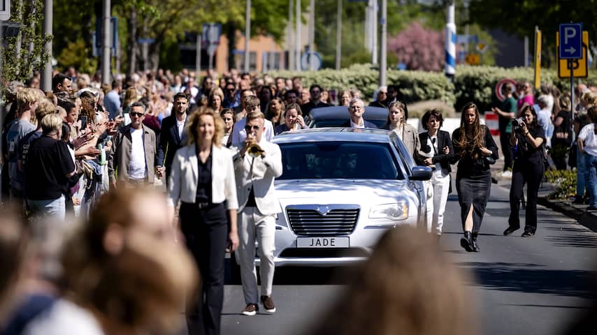 Duizenden mensen brengen in erehaag laatste groet aan Jade Kops | Media ...