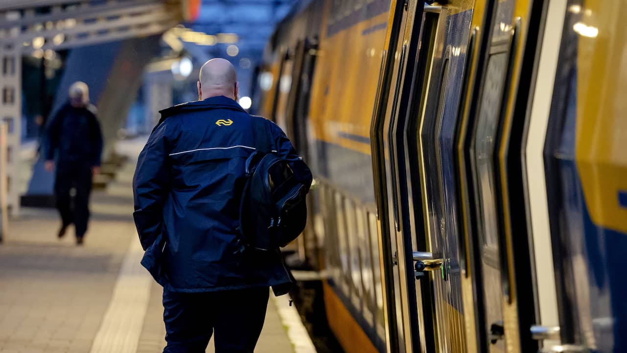 NS: Urenlang gestrande trein met duizend passagiers 'uitzonderlijke ...
