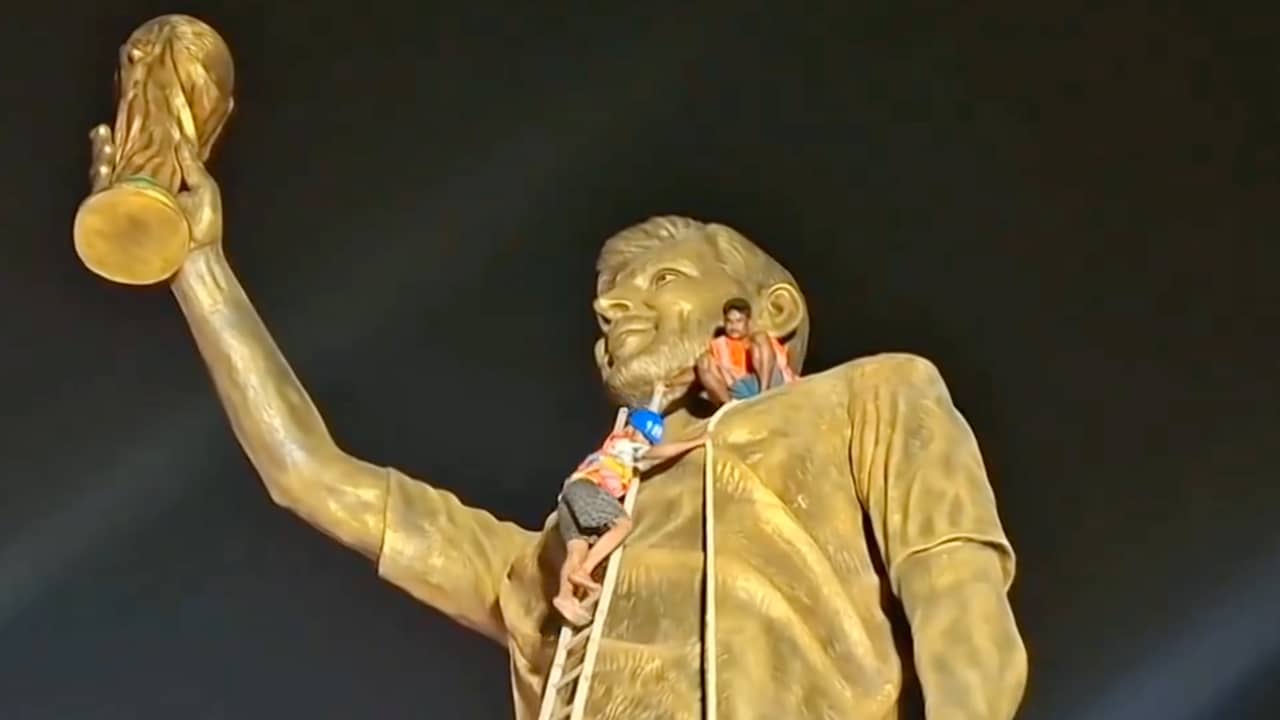 Grootste Messi-standbeeld ter wereld schommelt gevaarlijk heen en weer ...
