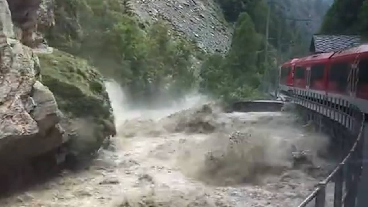 Treinreiziger filmt kolkende rivier langs spoor in Zwitserland | NU.nl