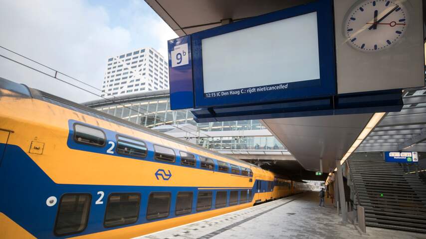 Goedkopere treinkaartjes kunnen forens niet uit auto halen | Economie ...