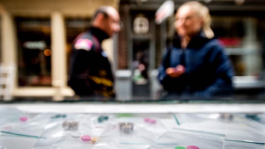 D66-jongeren voeren actie voor legalisering xtc | Amsterdam | NU.nl