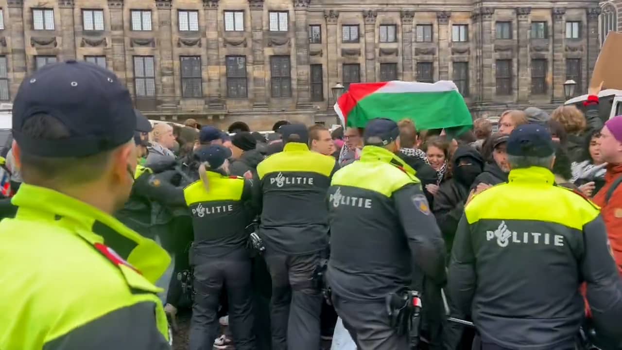 Politie arresteert tientallen demonstranten bij verboden protest op de ...