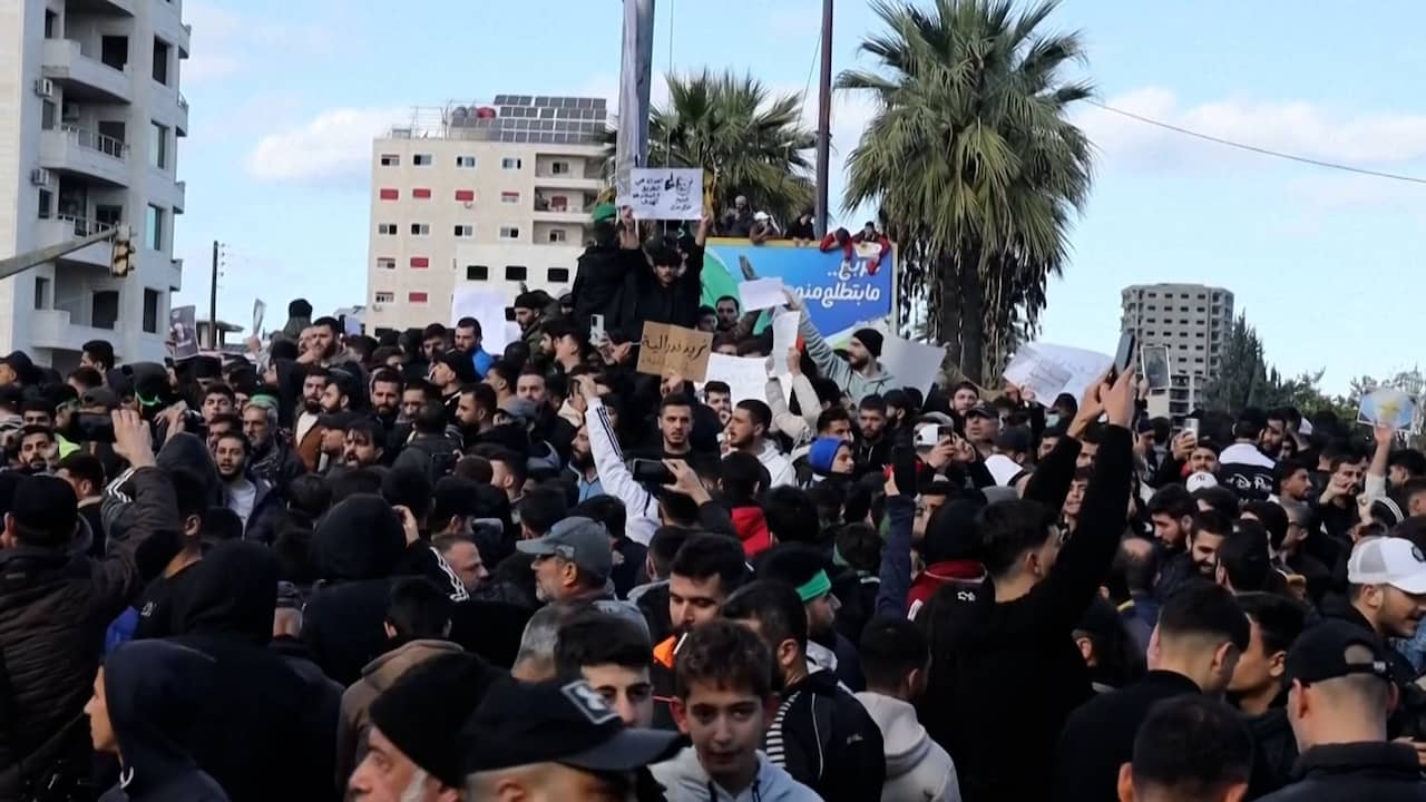Demonstranten vluchten voor schoten bij protesten alawieten in Syrië ...