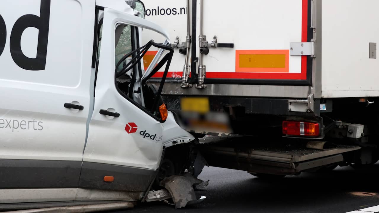 Bestelbus deels onder vrachtwagen geschoven na ongeluk op A7 | NU.nl