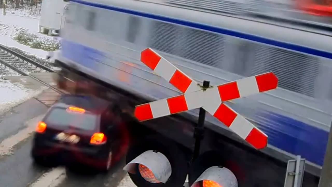 Auto tolt rond na harde botsing met trein in Polen | NU.nl
