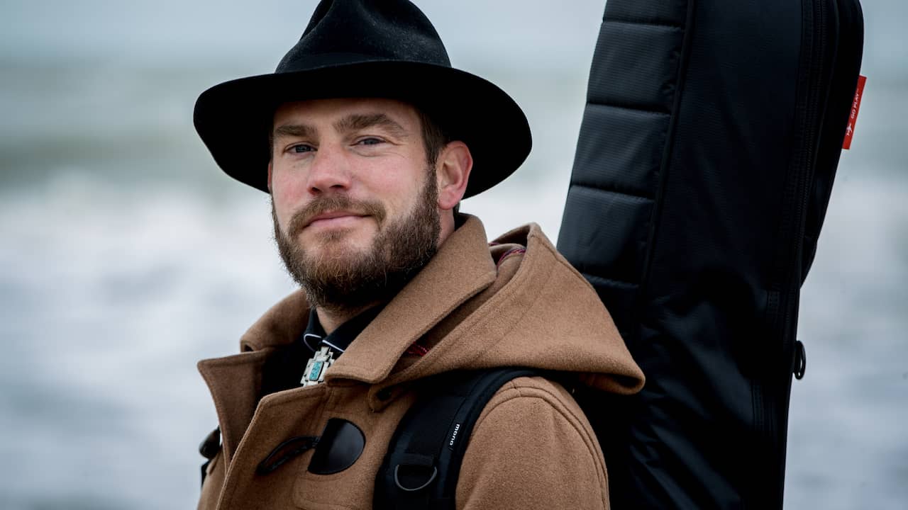 Voormalig DI-RECT-zanger Tim Akkerman als kind uit huis geplaatst | Achterklap | NU.nl