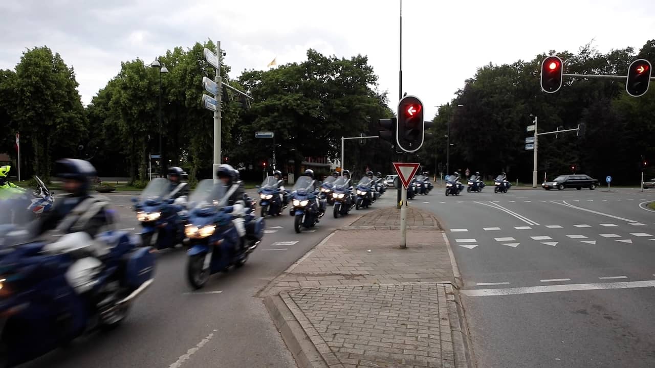 Politie en marechaussee begeleiden Japans keizerlijk paar naar Paleis ...