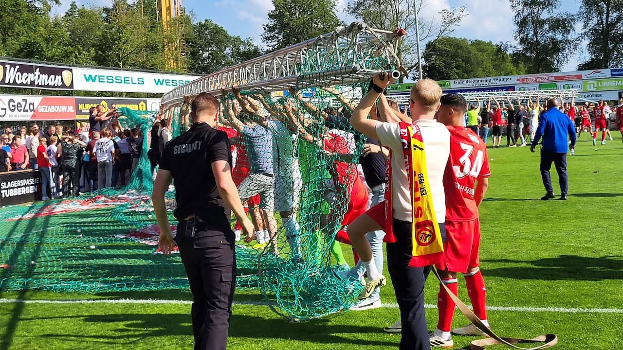 Stellage met groot spandoek valt bij oefenduel FC Twente: meerdere ...