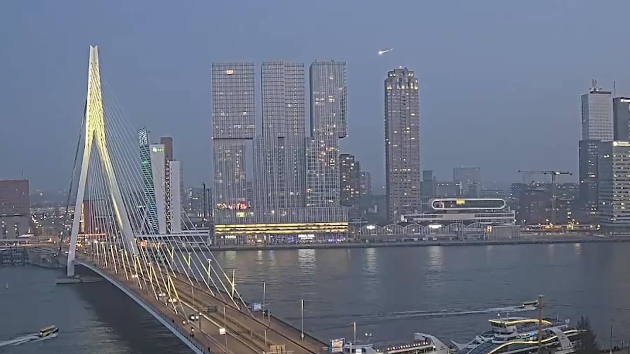 Mogelijke meteoor vliegt boven de Erasmusbrug in Rotterdam | NU.nl