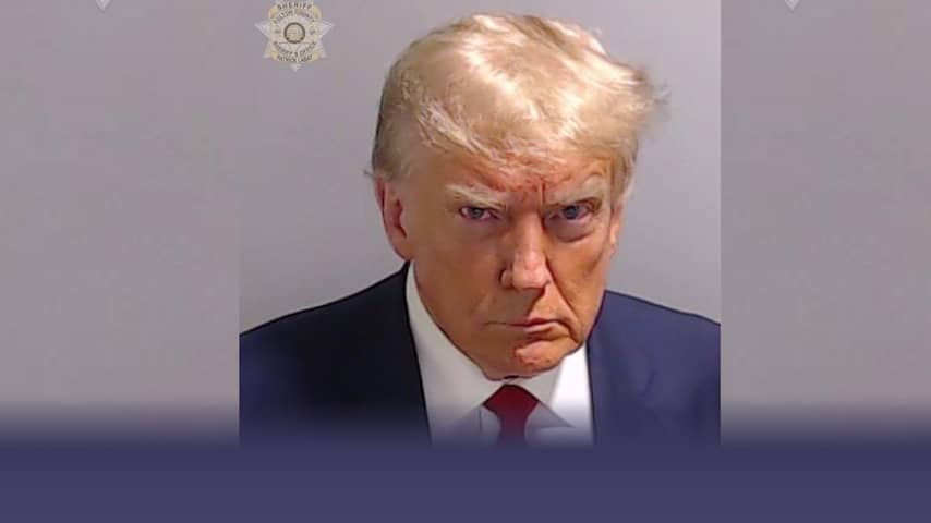 Historische mugshot Trump: oud-president verlaat gevangenis op ...