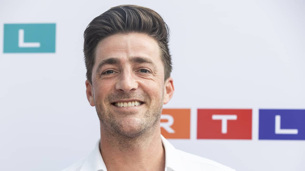 Tv-kok Hugo Kennis met arm in gips na val tijdens skivakantie ...