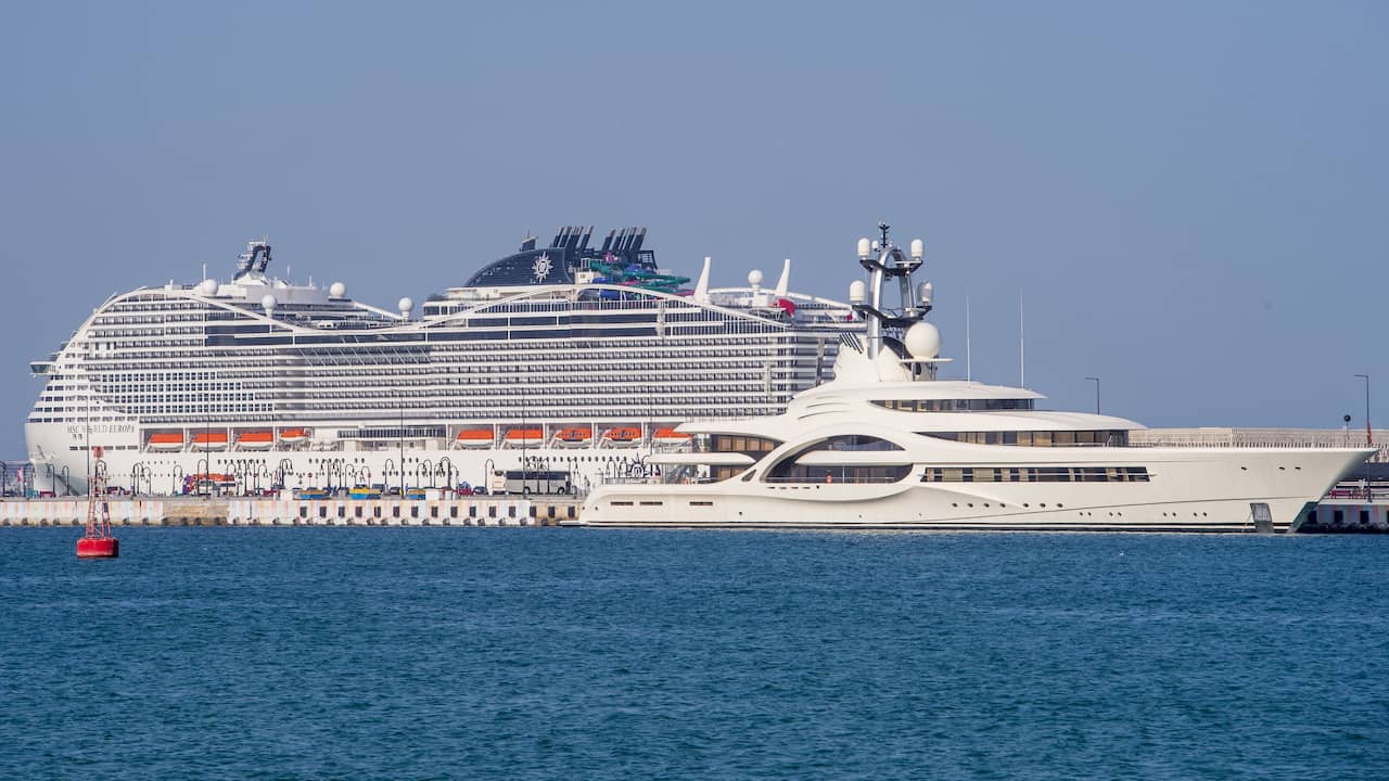 Cruiseschip met meer dan 8.500 mensen tijdelijk gestrand voor ...