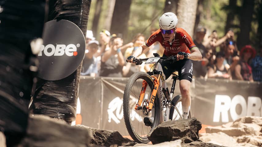 Puck Pieterse grijpt zilver in 'supervette' mountainbikewedstrijd ...