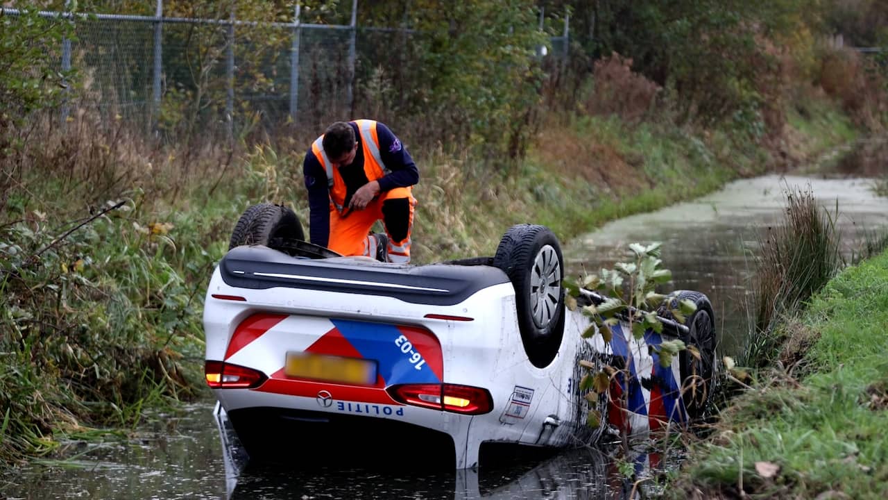 Politieauto ligt op z'n kop in sloot na achtervolging in Friesland | NU.nl