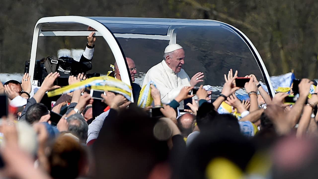 Pausmobiel van Franciscus wordt mobiele kliniek voor kinderen in ...