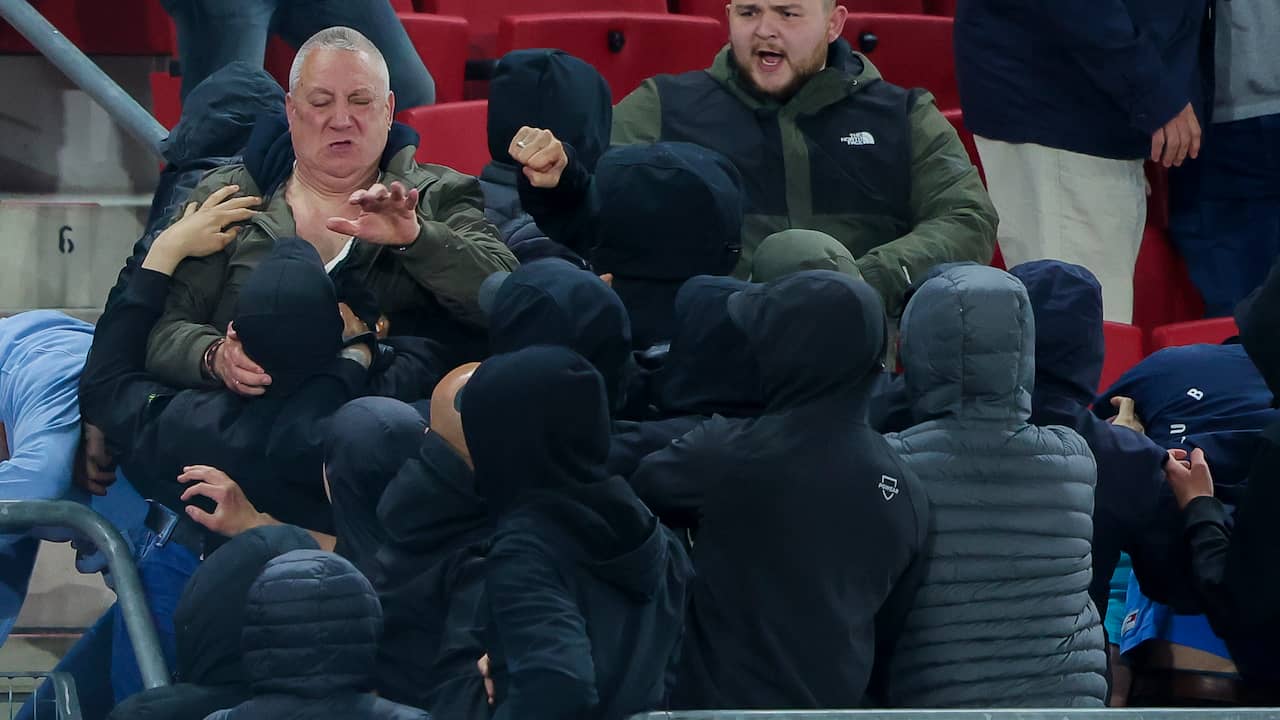 West Ham beloont fan 'Knollsy' met finaleticket na tegenhouden van AZ ...