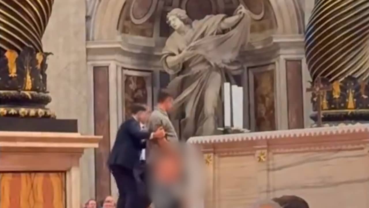 Toerist trekt broek naar beneden en plast op altaar in Vaticaanstad ...