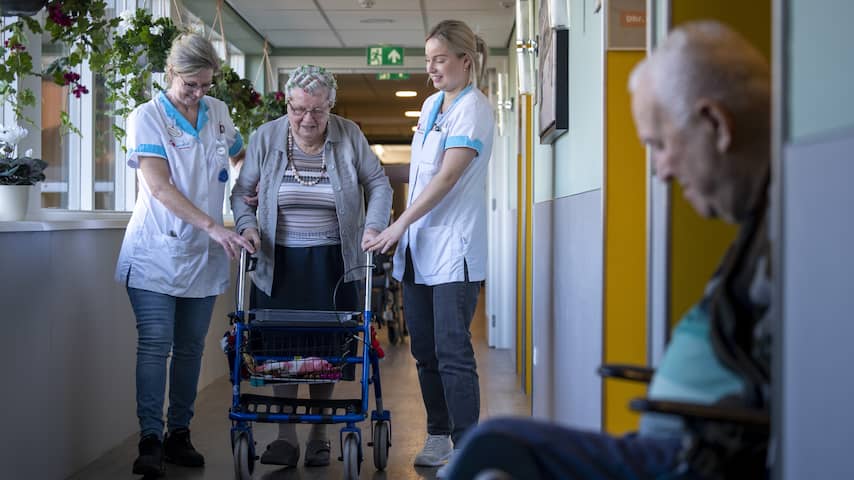 Minder zorgpersoneel voor meer ouderen: 'Uitstroom en verzuim door werkdruk' | Binnenland | NU.nl