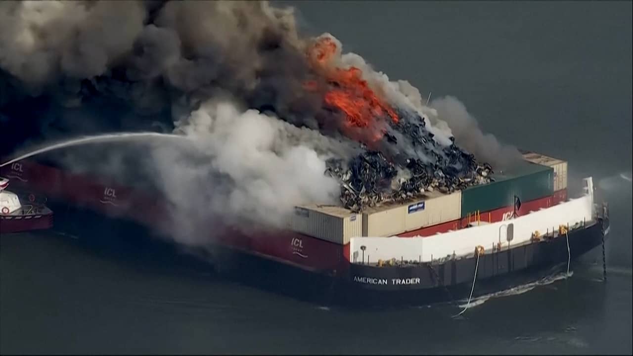 Luchtbeelden tonen grote brand op duwbak met oud ijzer in VS | NU.nl