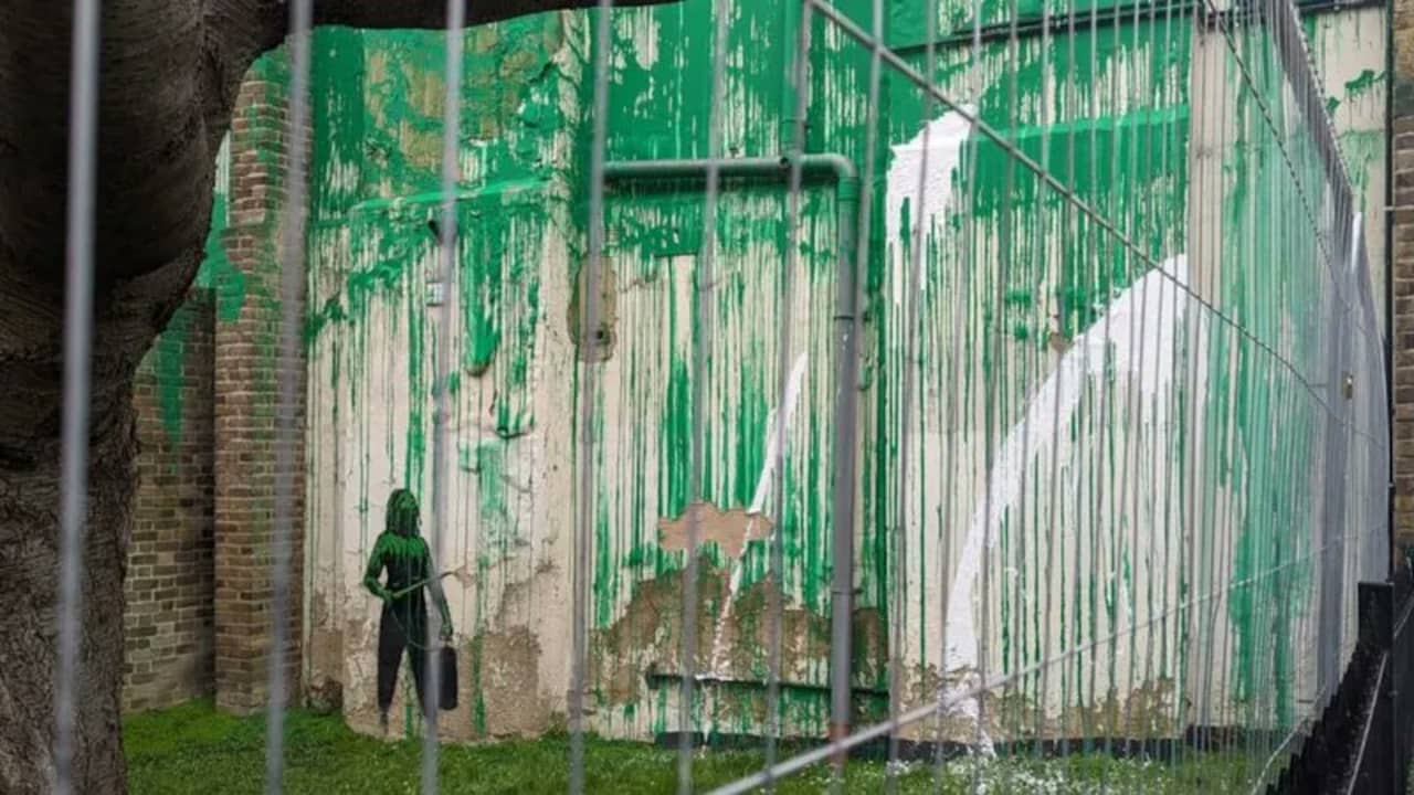 Muurschildering van Banksy in Londen besmeurd met witte verf | NU.nl
