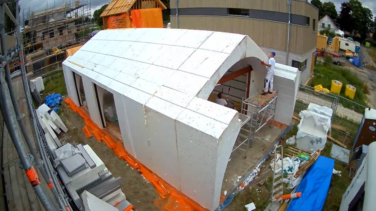 Vader en zoon bouwen huis van piepschuim in Deventer | NU.nl