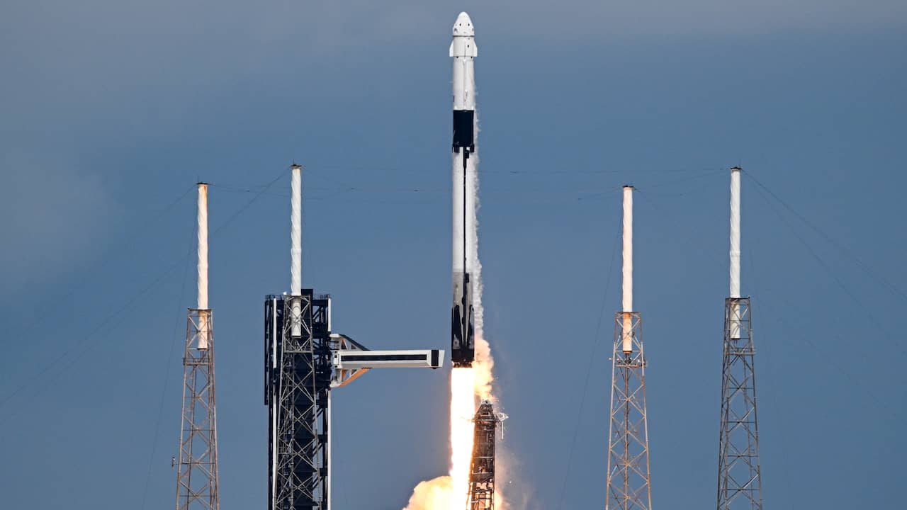 SpaceX lanceert raket die gestrande astronauten van het ISS moet redden ...