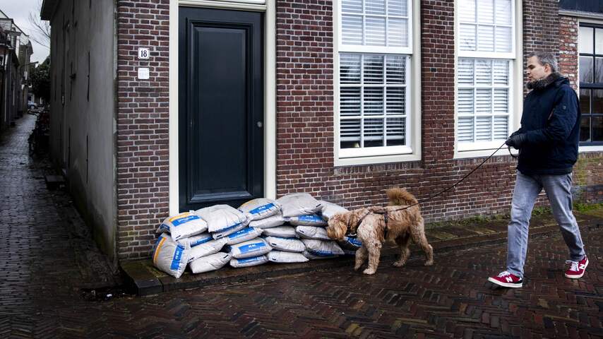 Zandzakken en dijkinspecties omdat onze rivieren (bijna) overstromen ... Zandzakken en dijkinspecties omdat onze rivieren (bijna) overstromen ...