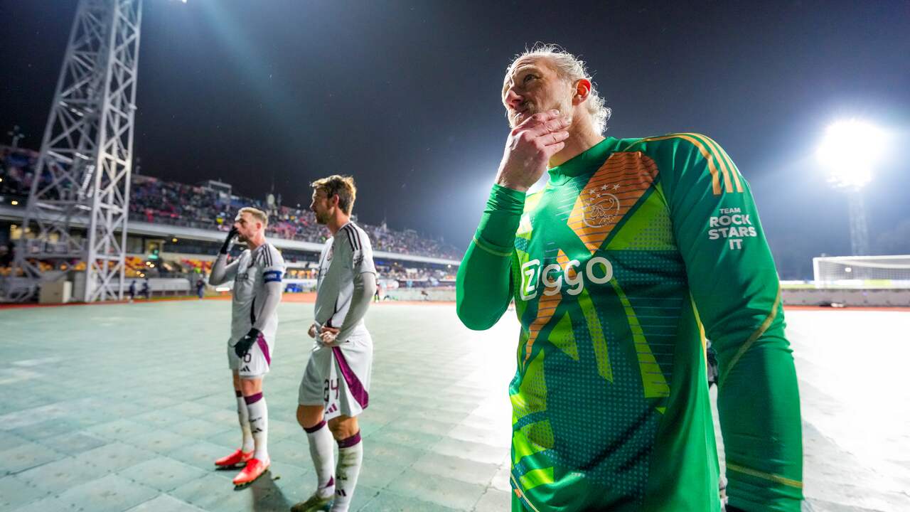 Slecht veld onderwerp van gesprek na blamage Ajax: 'Mag nooit een ...