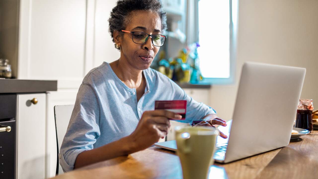 Nederlandse economie krimpt nog iets harder doordat we minder uitgaven | Economie | NU.nl