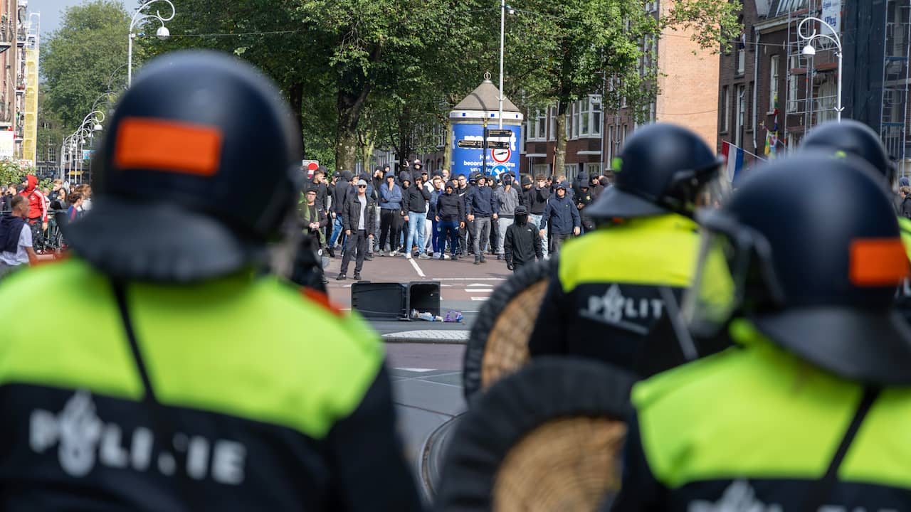 ME grijpt in tegen Ajax-fans die protesteren tegen politiestaking | NU.nl