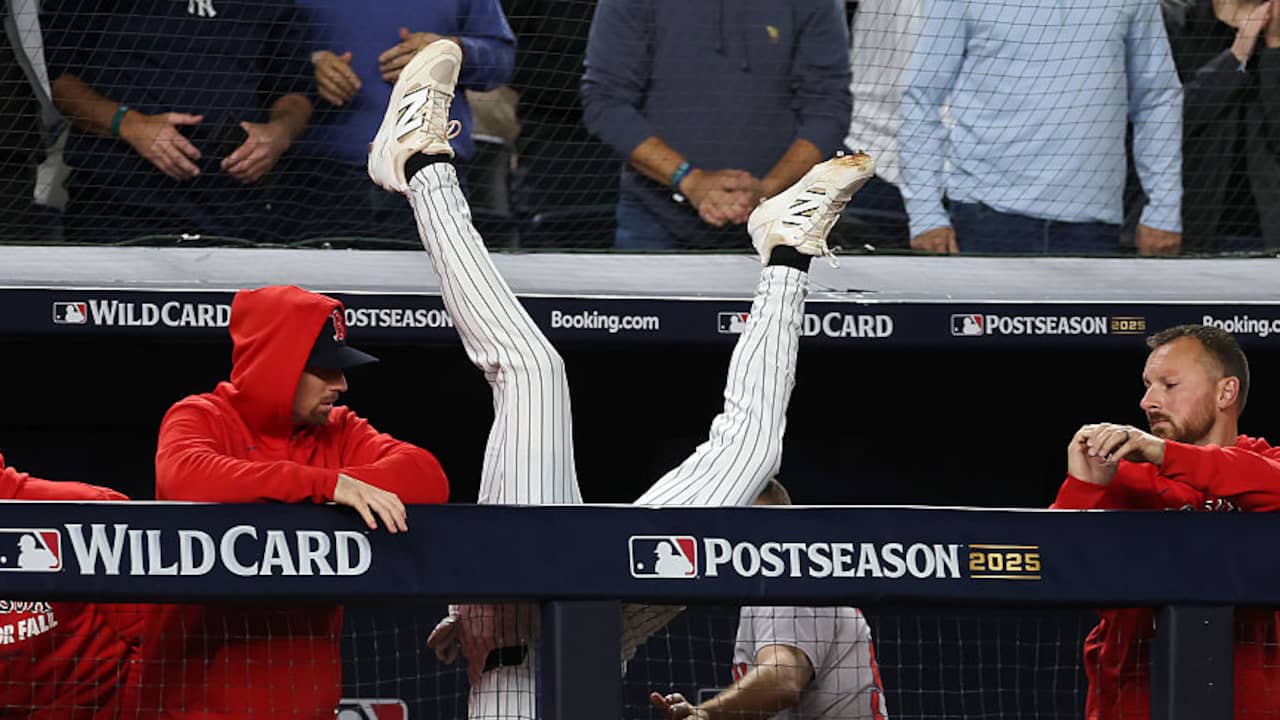 Honkballer duikelt dug-out in na weergaloze vangbal | NU.nl