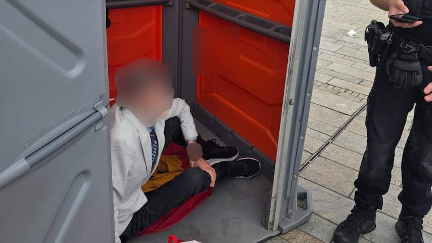 Man komt vast te zitten in dixi in Almere en brengt daar de nacht door ...