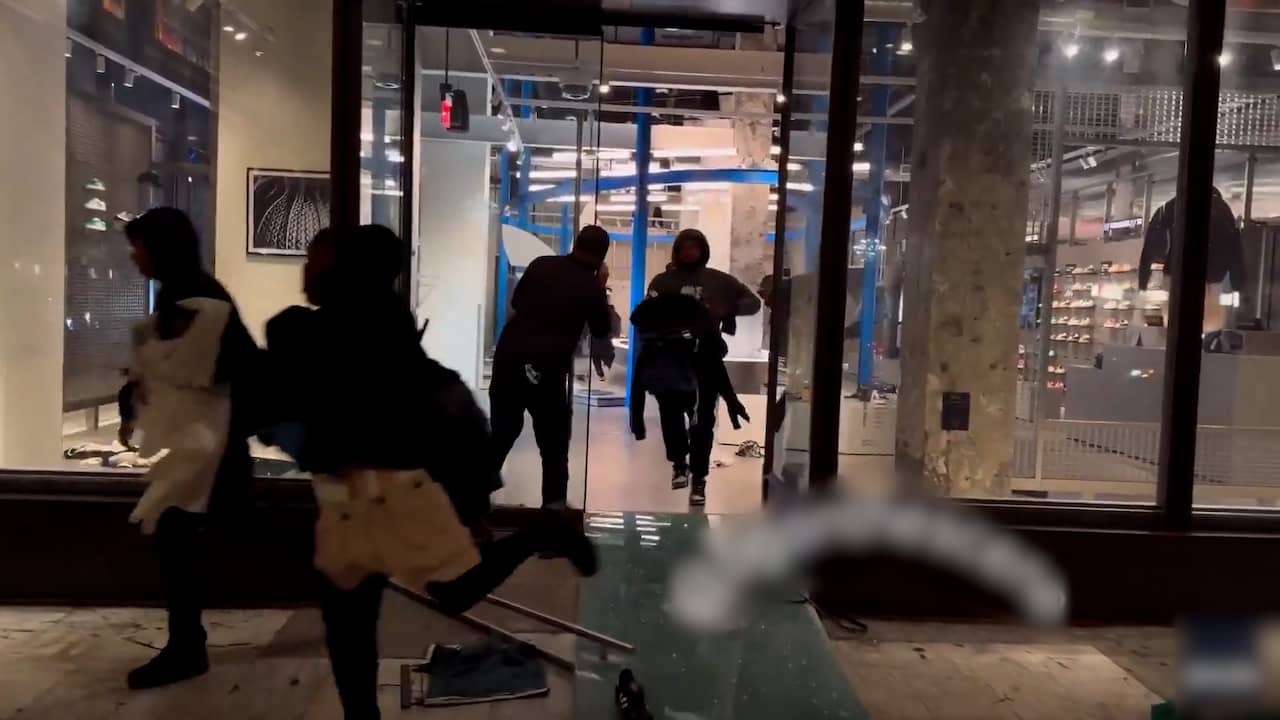 Dieven vernielen en plunderen adidas-winkel in Los Angeles | NU.nl
