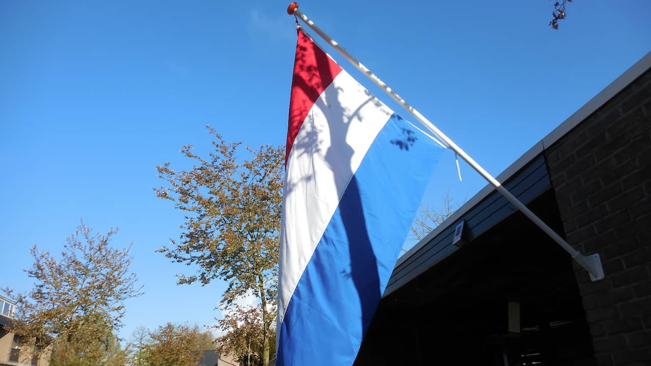 Nederlandse vlag komt in vergaderzaal Tweede Kamer te hangen | Politiek ...
