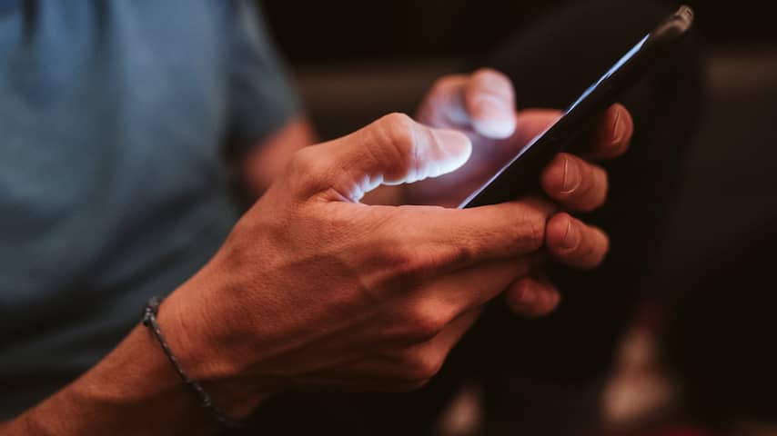 Nederlanders gebruiken hun telefoon steeds langer voordat ze een nieuwe ...
